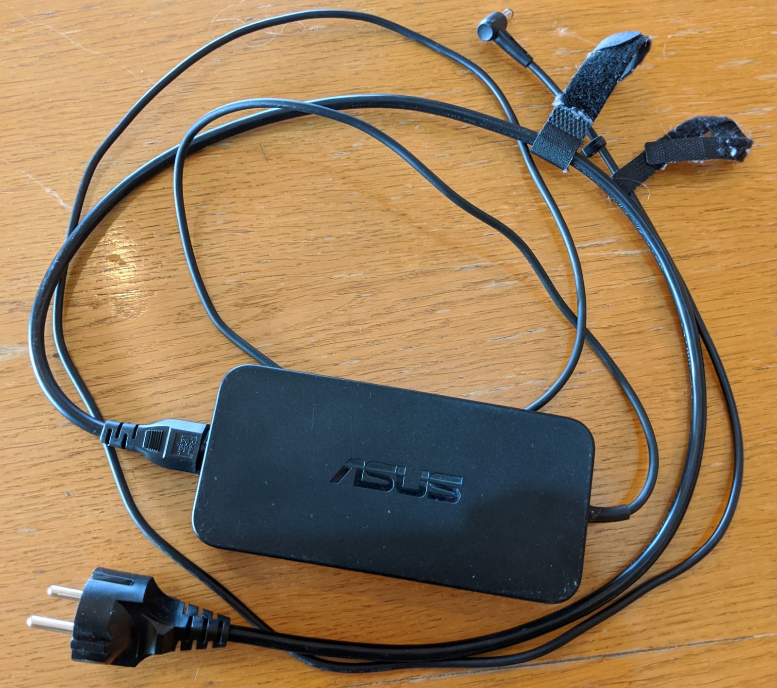 Asus polnilec napajalnik A15-120P1A