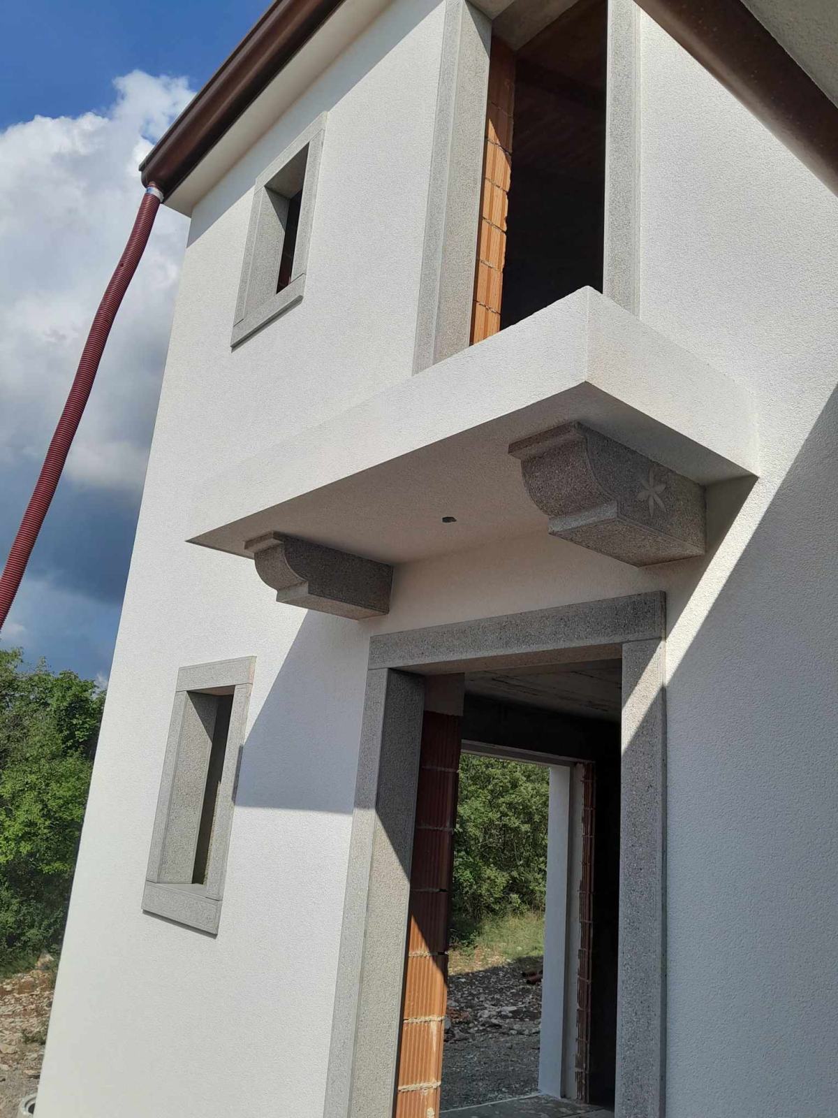 Okenski okvirji iz štokanega betona