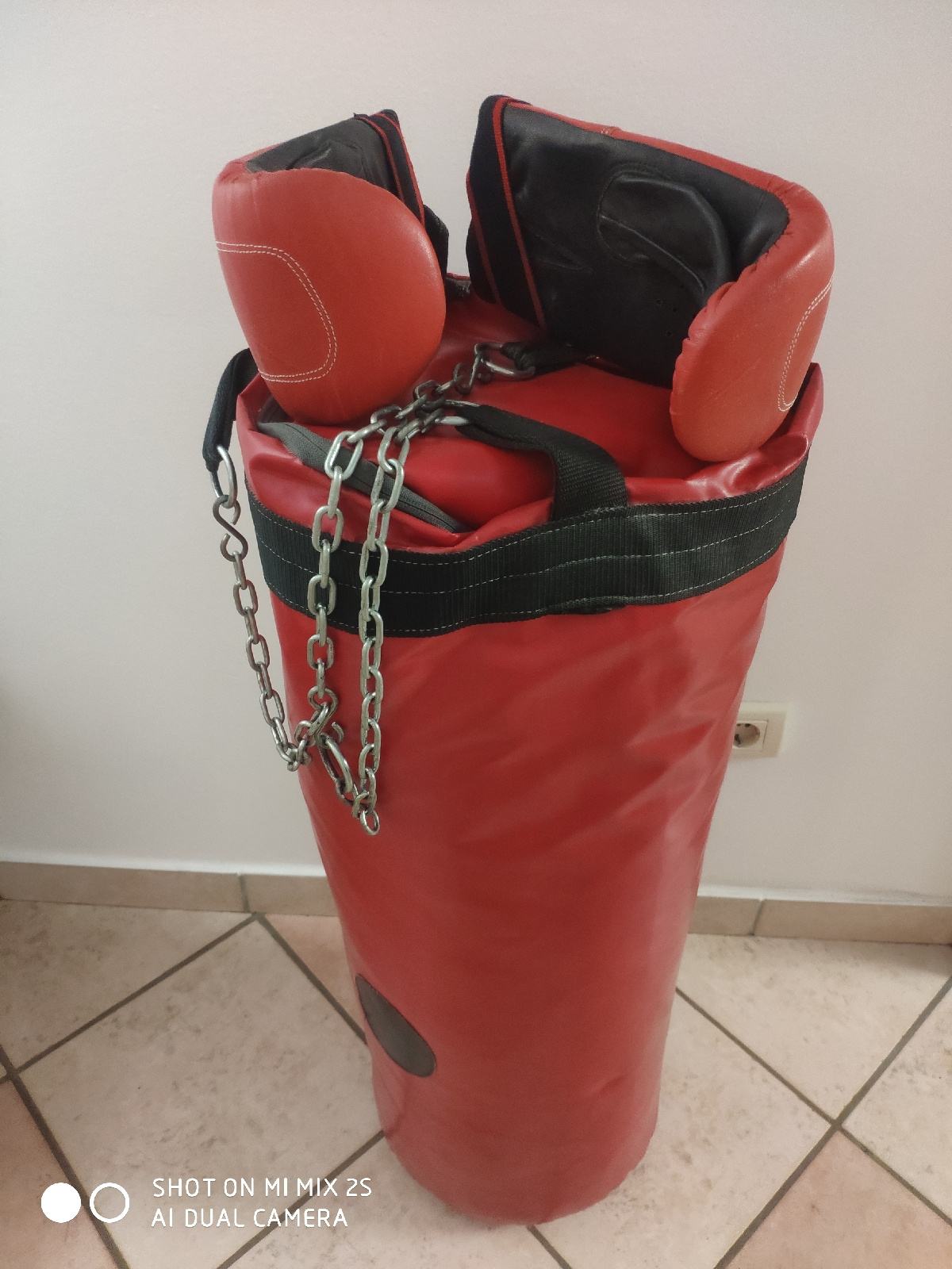 Boksarska vreča, rdeča z originalnimi rokavicami