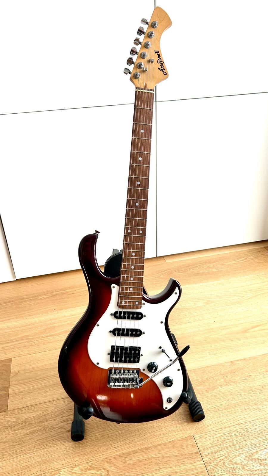 Električna kitara Aria Pro II in ojačevalec Fender Cyber Deluxe