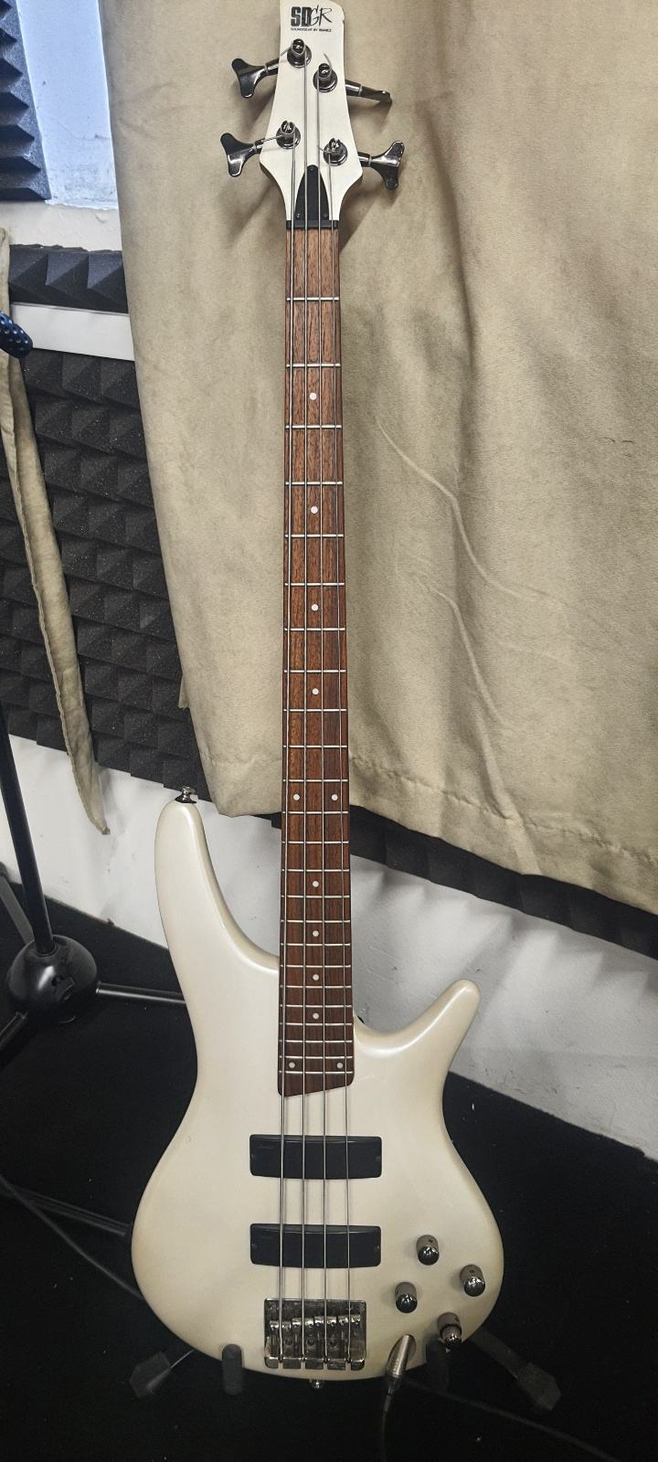 Ibanez bass kitara SR300
