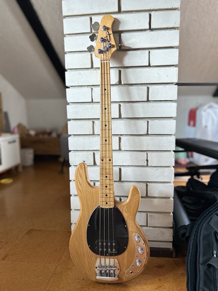 OLP Ernie Ball fretless bas kitara