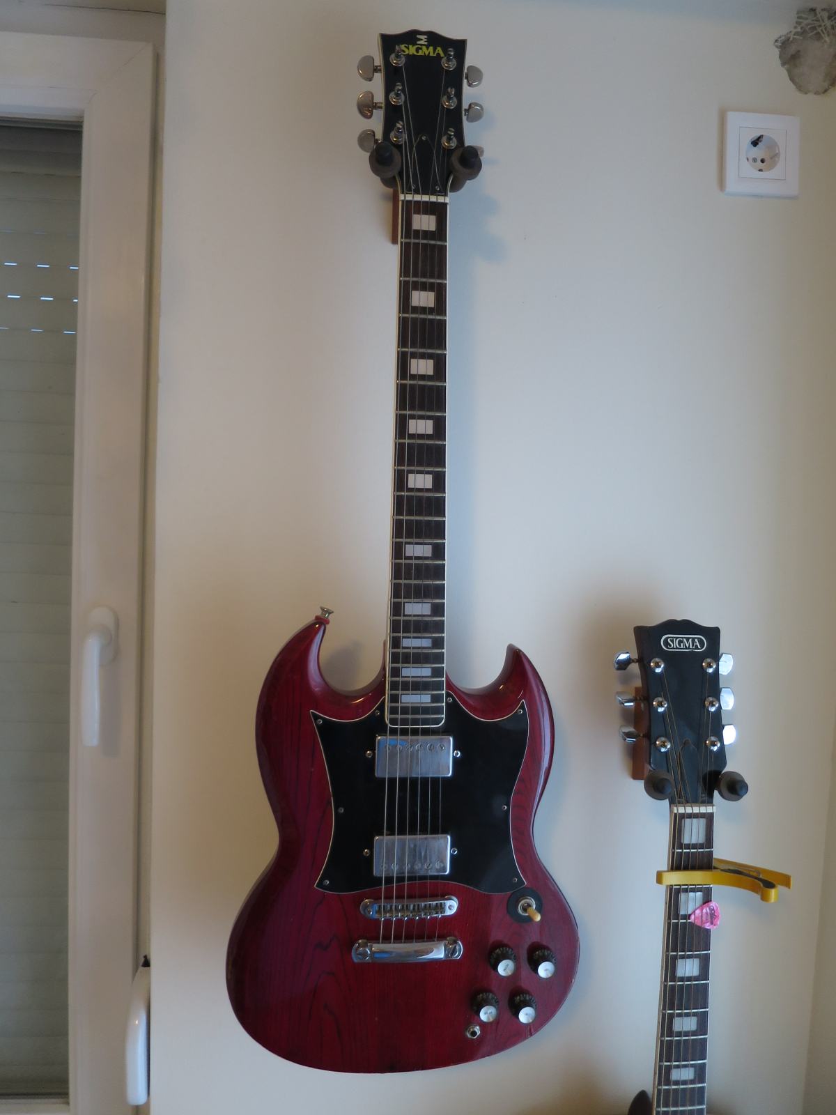 Japan: 3 Sigma Martin, Ibanez V280, PF150, Yamaha FG180, Morris B704,