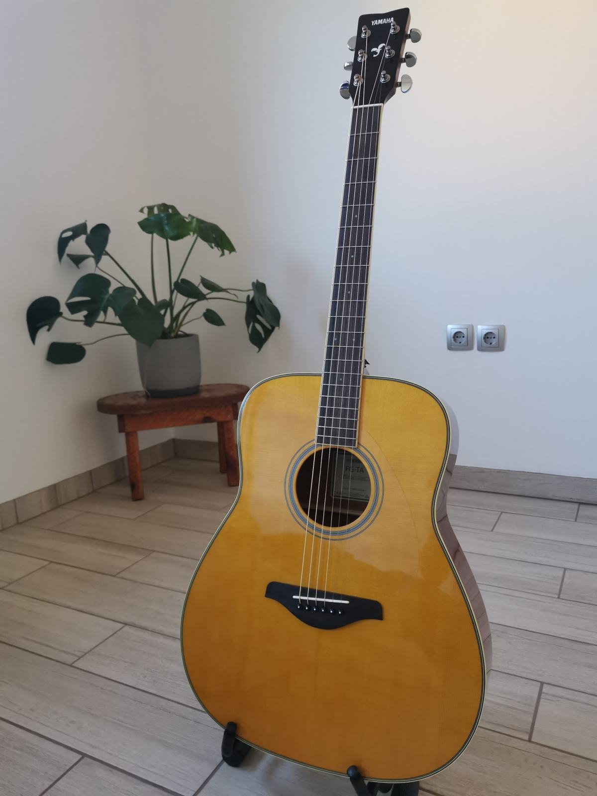Yamaha FG-TA VT transacoustic elektro akustična kitara s torbo, nova