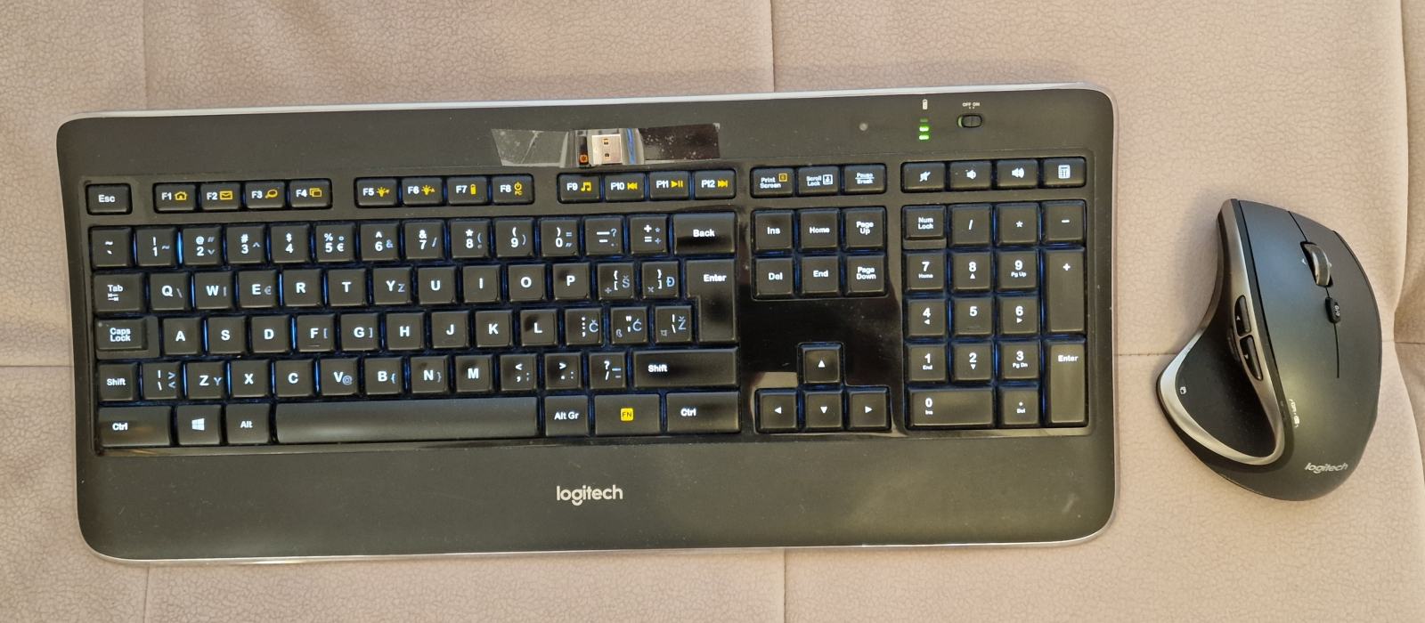 Brezžična tipkovnica Logitech K800 in miška MX master