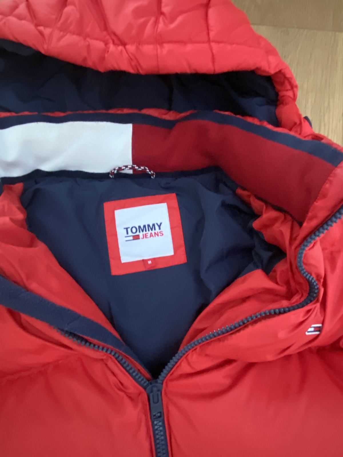 Prodam skoraj novo tommy hilfiger bundo. Original. Stevilka M