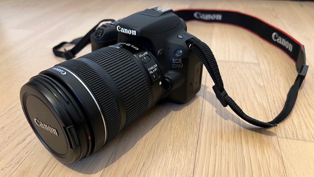 Canon EOS 200D