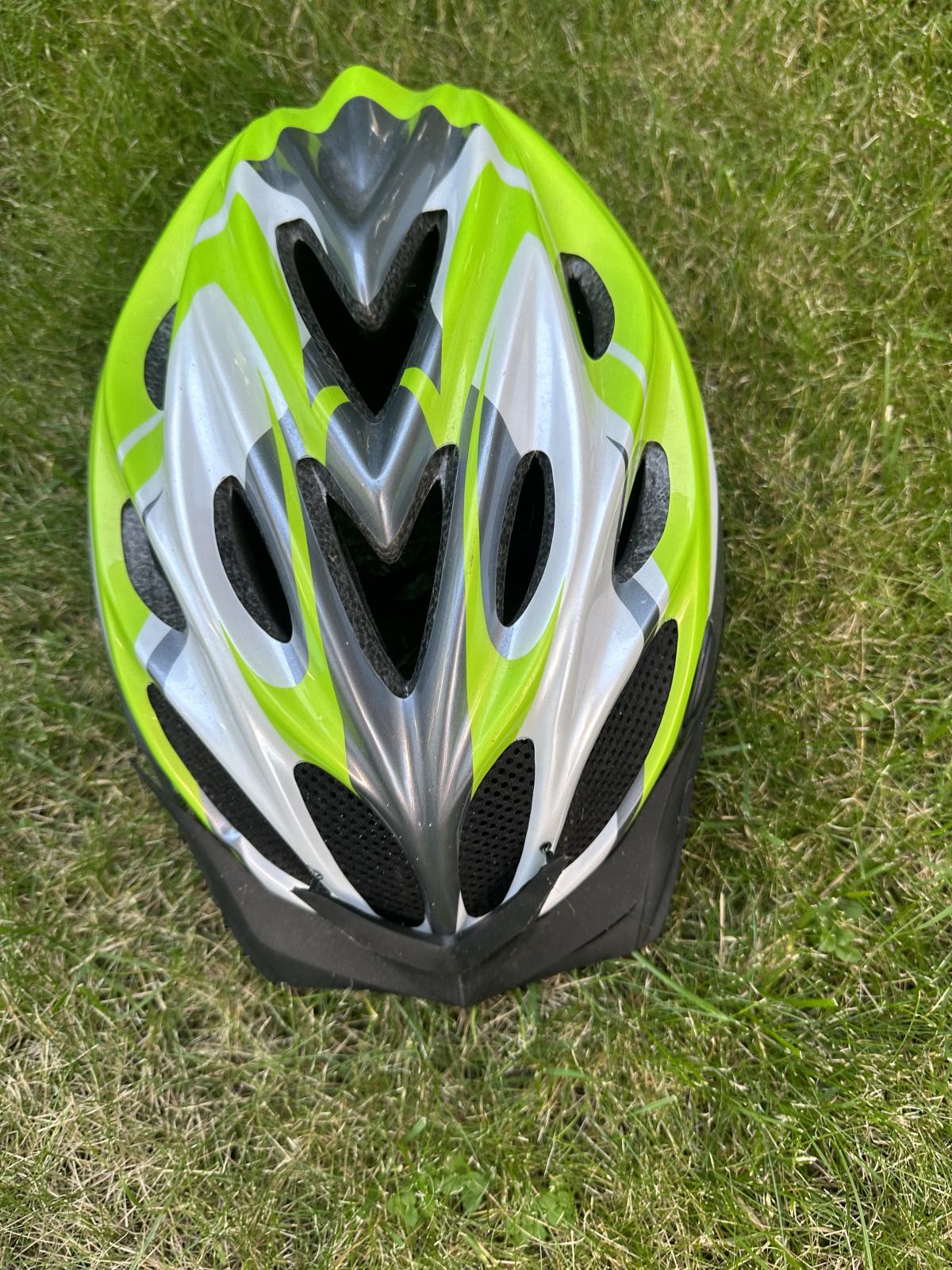 Različne kolesarske čelade