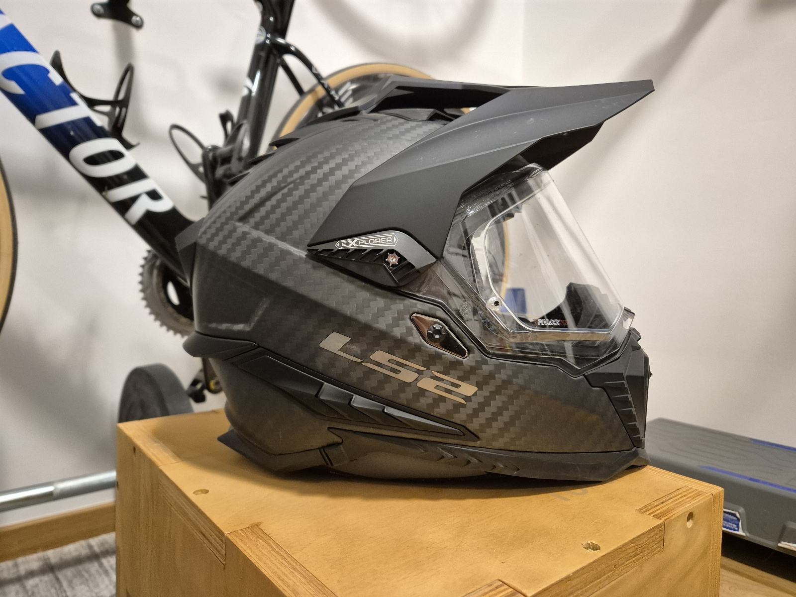 Motoristična čelada LS2 MX701 Exolorer Carbon
