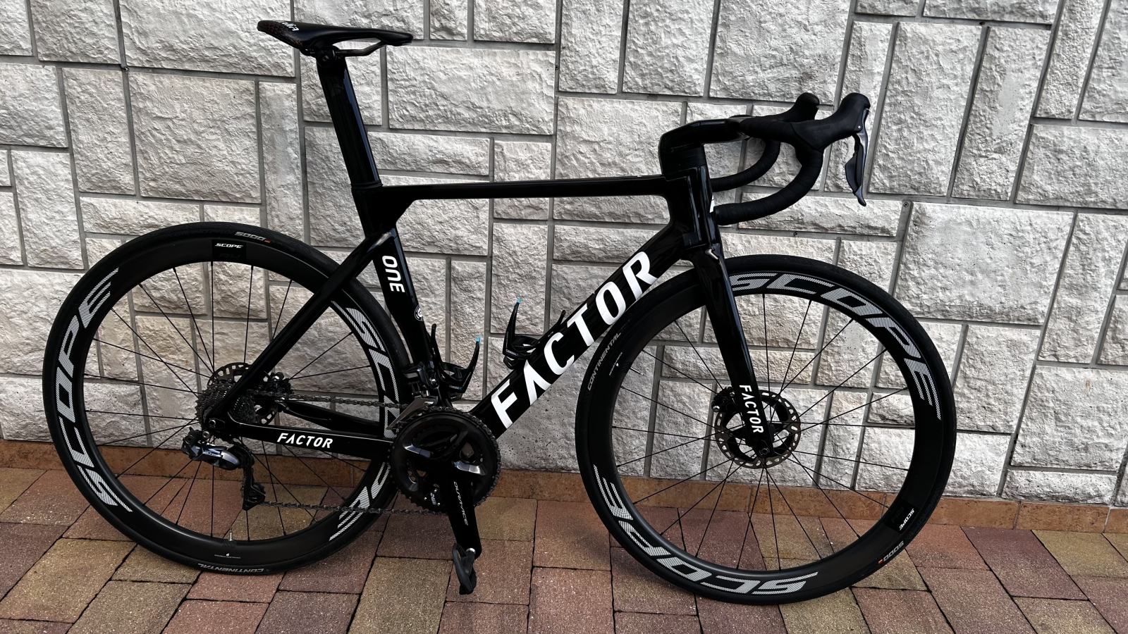 Cestno koloFactor One carbon disc 54 velikost