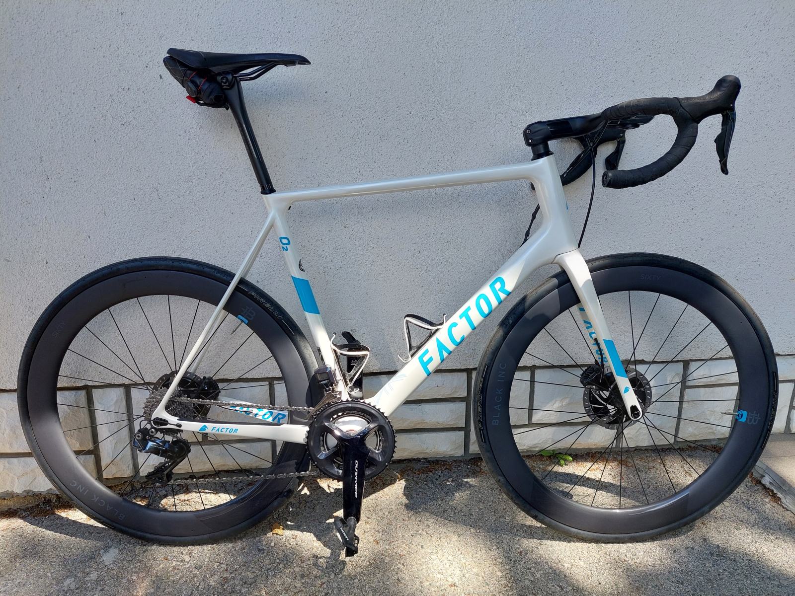 VRHUNSKO CESTNO KOLO FACTOR O2