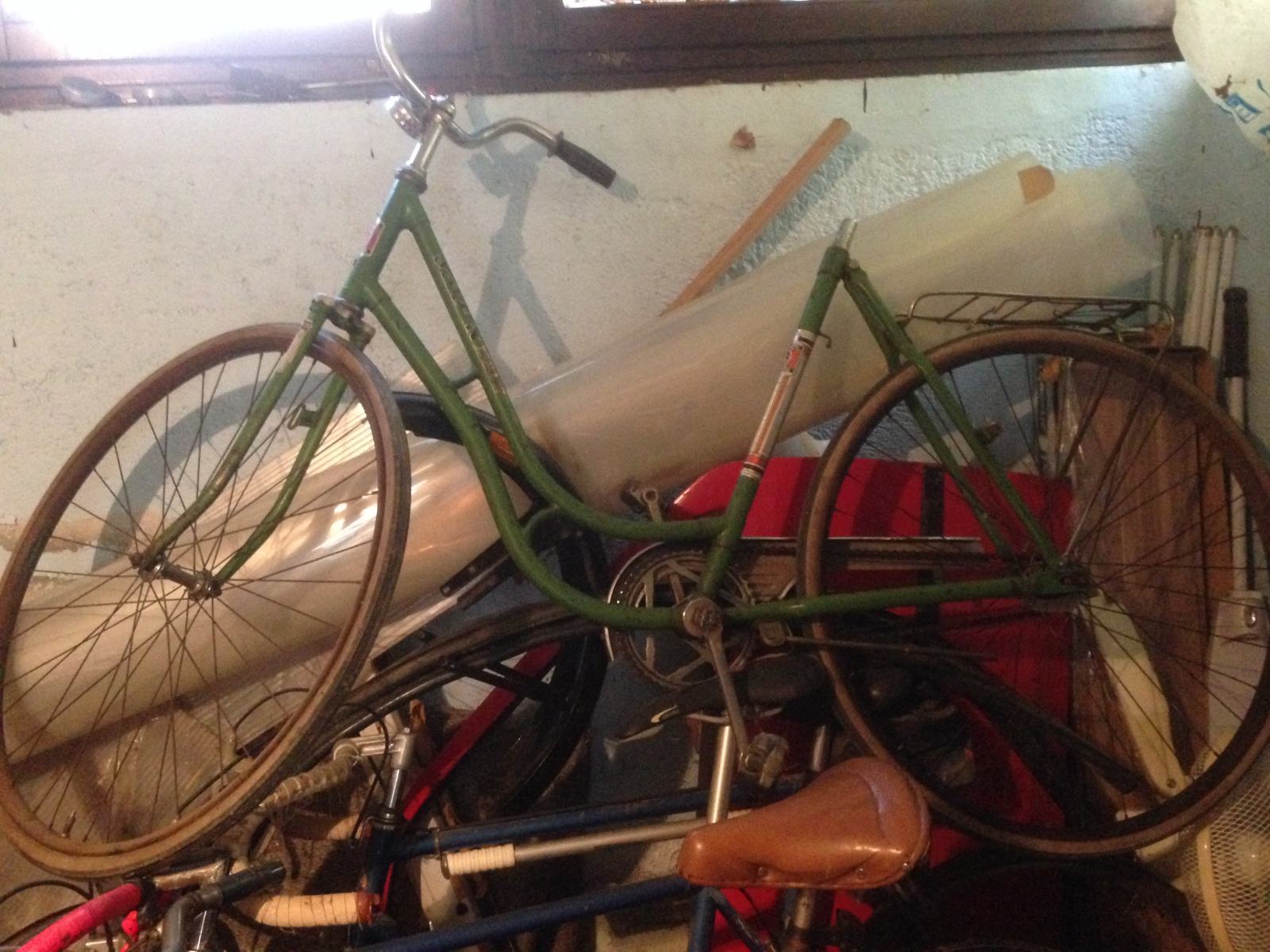 Zensko kolo retro izgleda starinsko