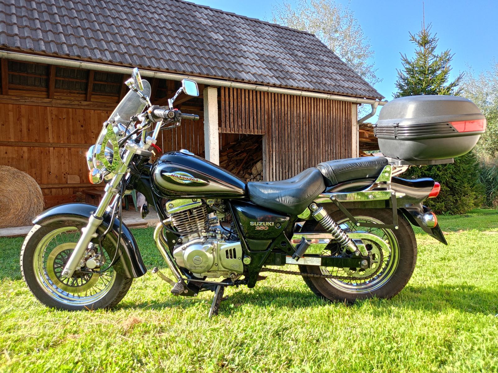 Suzuki GZ 250 Marauder 250 cm3, 2000 l.