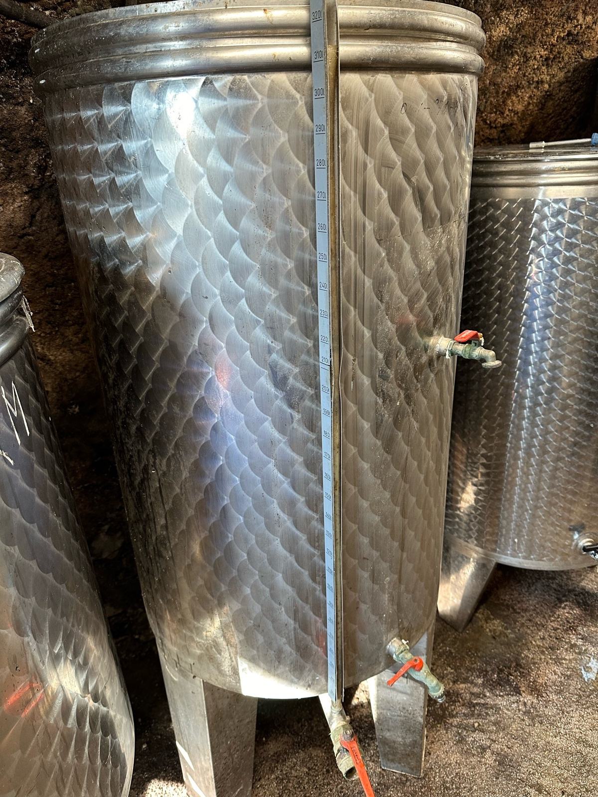 Cisterna inox 300 2x menjam za 600