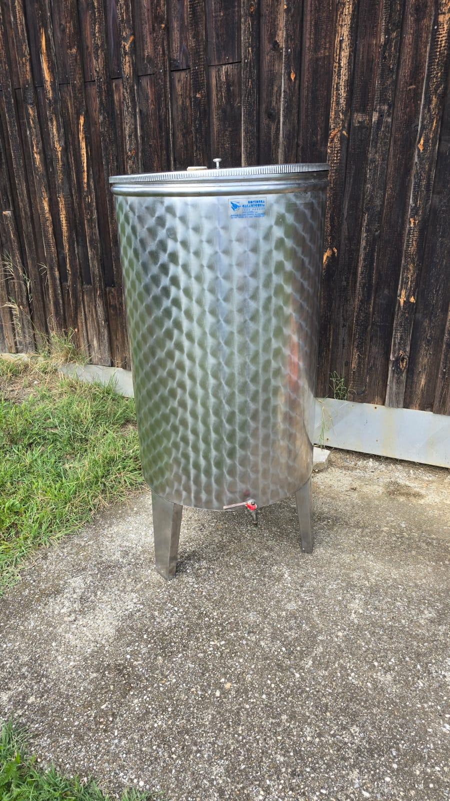 Inox cisterne za vino 2x300l,1x 100l, PVC kadi za vino 2x 450l
