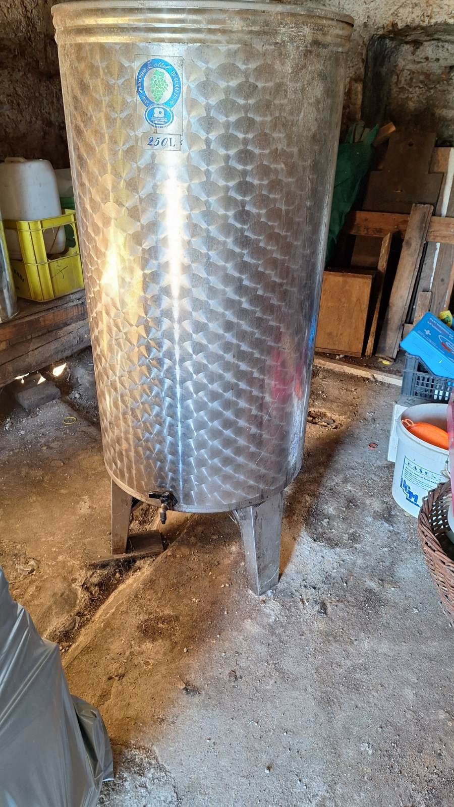 Inox sod za vino, 250 l, s pipo