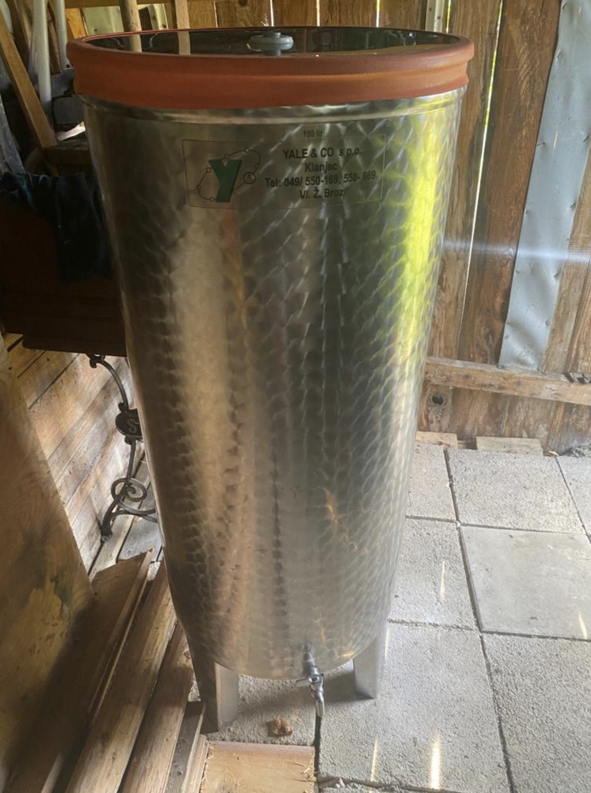 NERJAVEČ SOD ZA VINO 180L