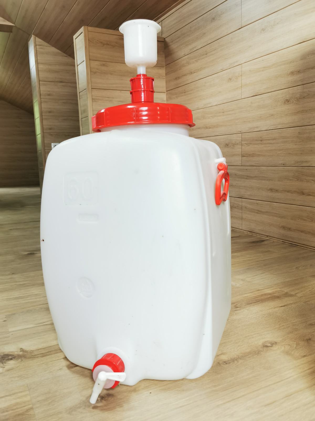 PLASTIČNI SOD 60 L, s pipo in veho