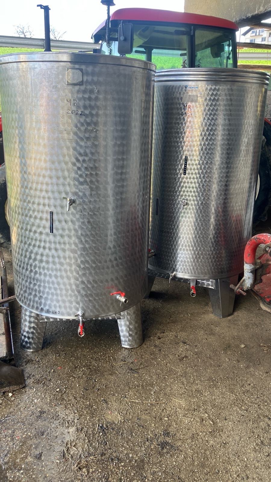 Prodam 4 inox cisterne za vino, 1000l 1 kom, 1100l 3 kom