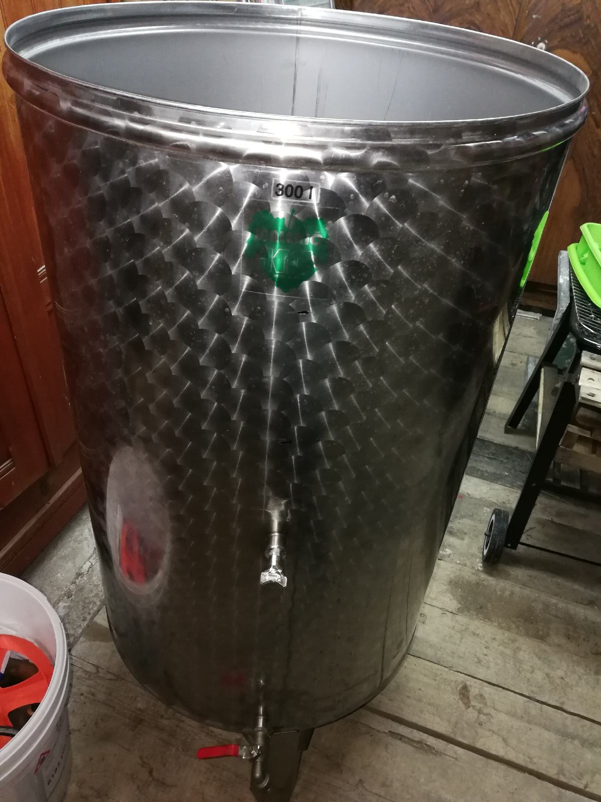 sod za vino 300l inox