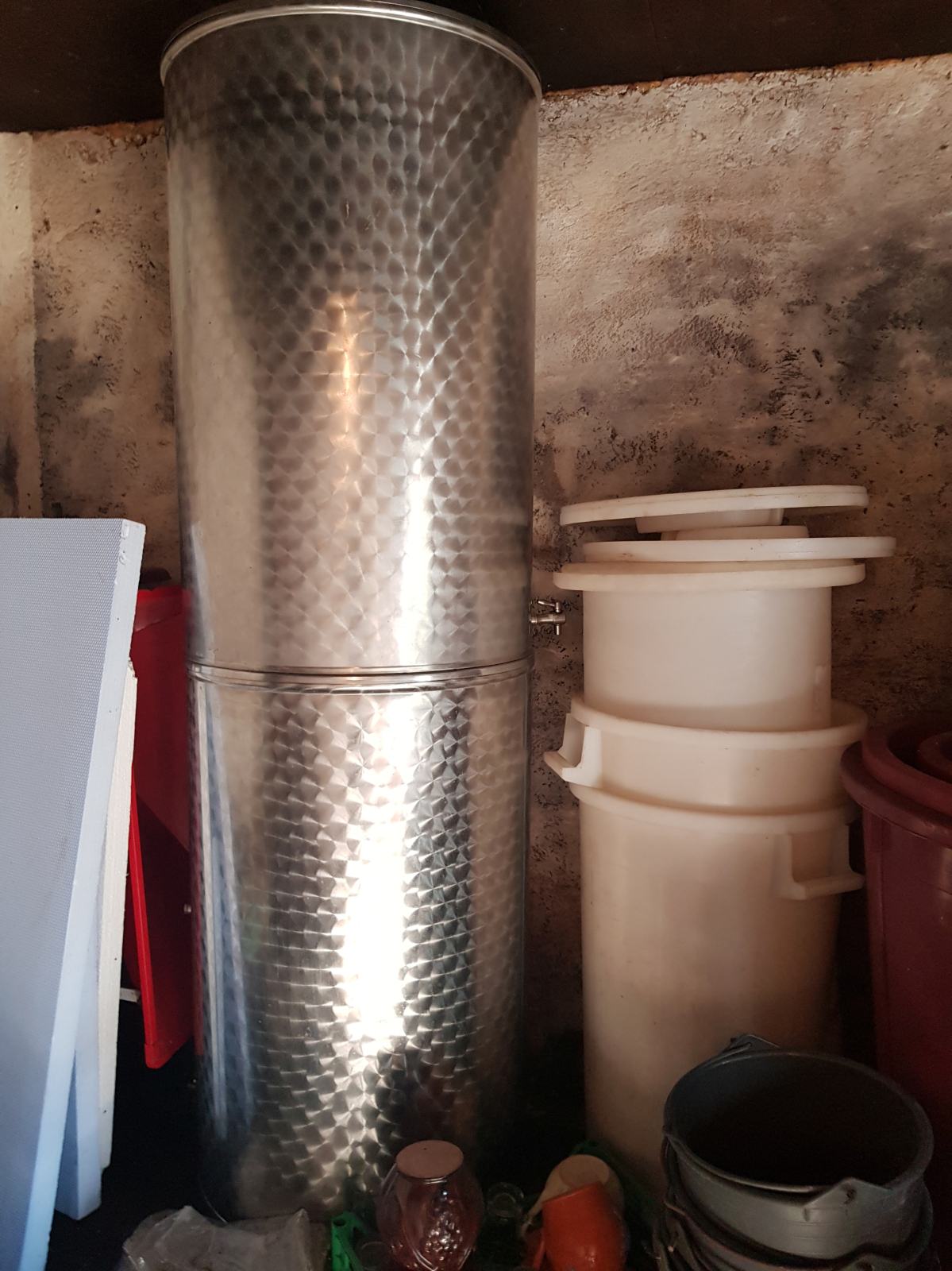 Sodi za vino inox 2x300L in 1x 150L, razne pvc posode, mlin za grozdje