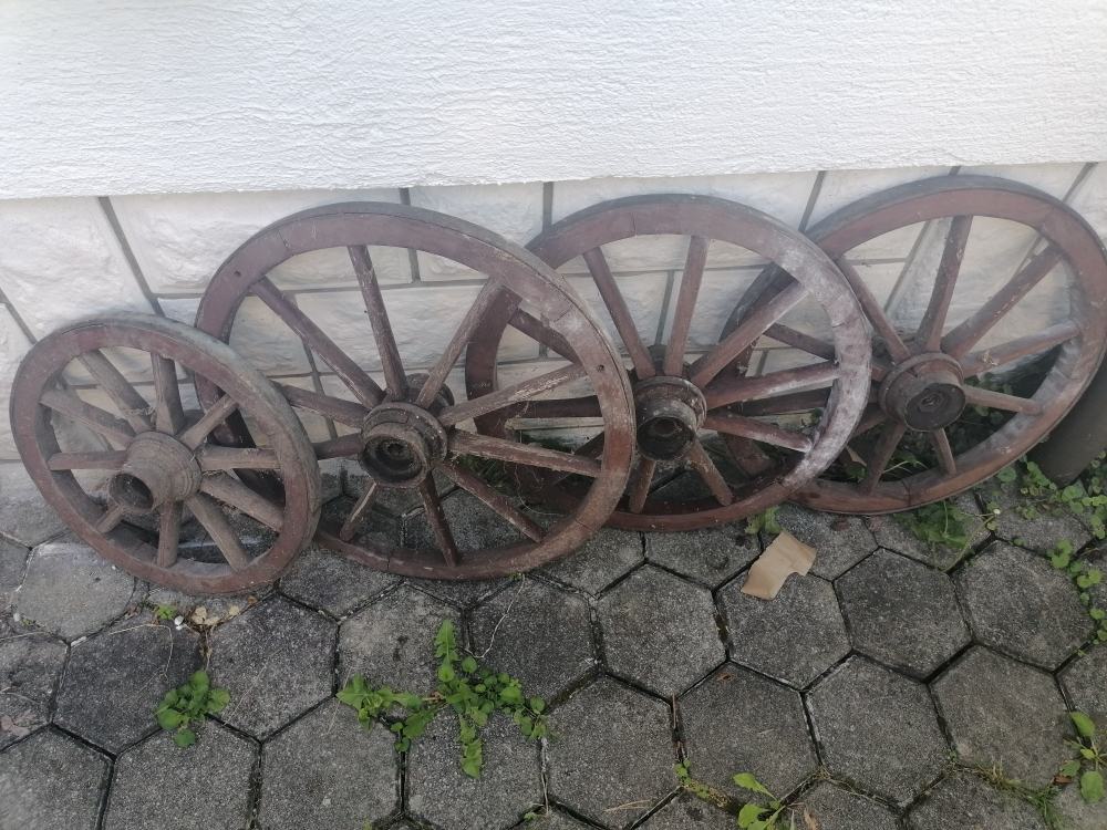 ODLIČNO OHRANJENA LESENA KOLESA OD KMEČKEGA VOZA