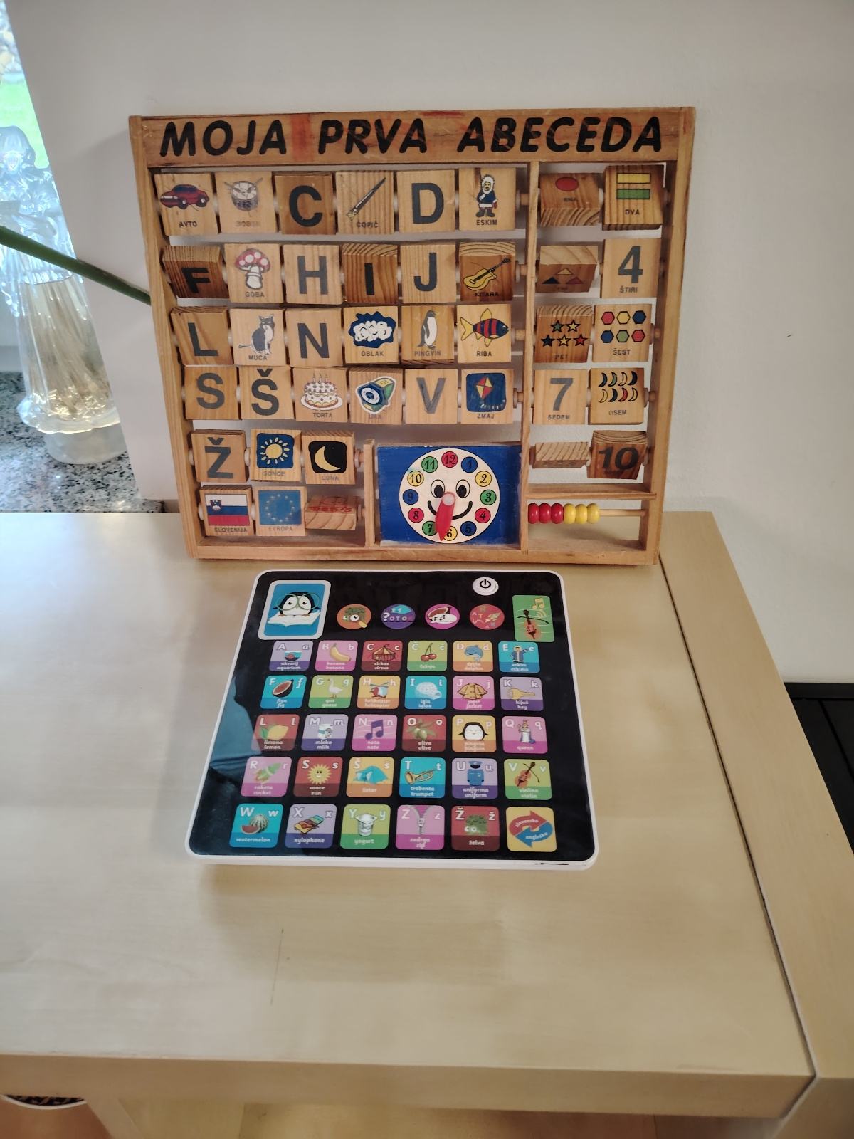 Tablična abeceda in moja prva abeceda.