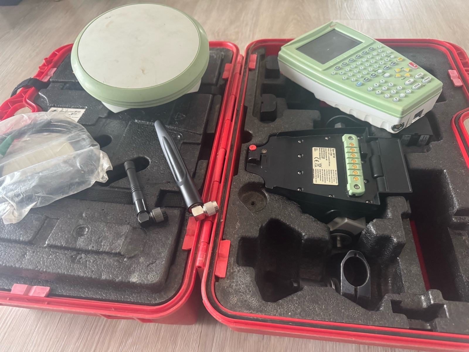 Prodamo GNSS-GPS LEICA 1200