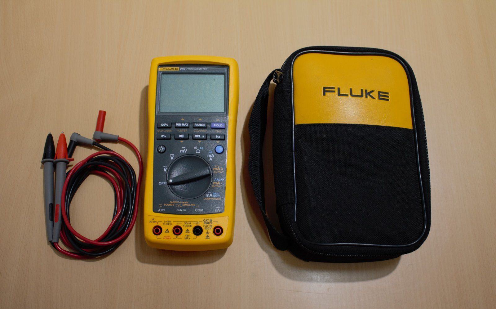 Fluke 789 je prenosni digitalni multimeter s procesnim izhodnim sign