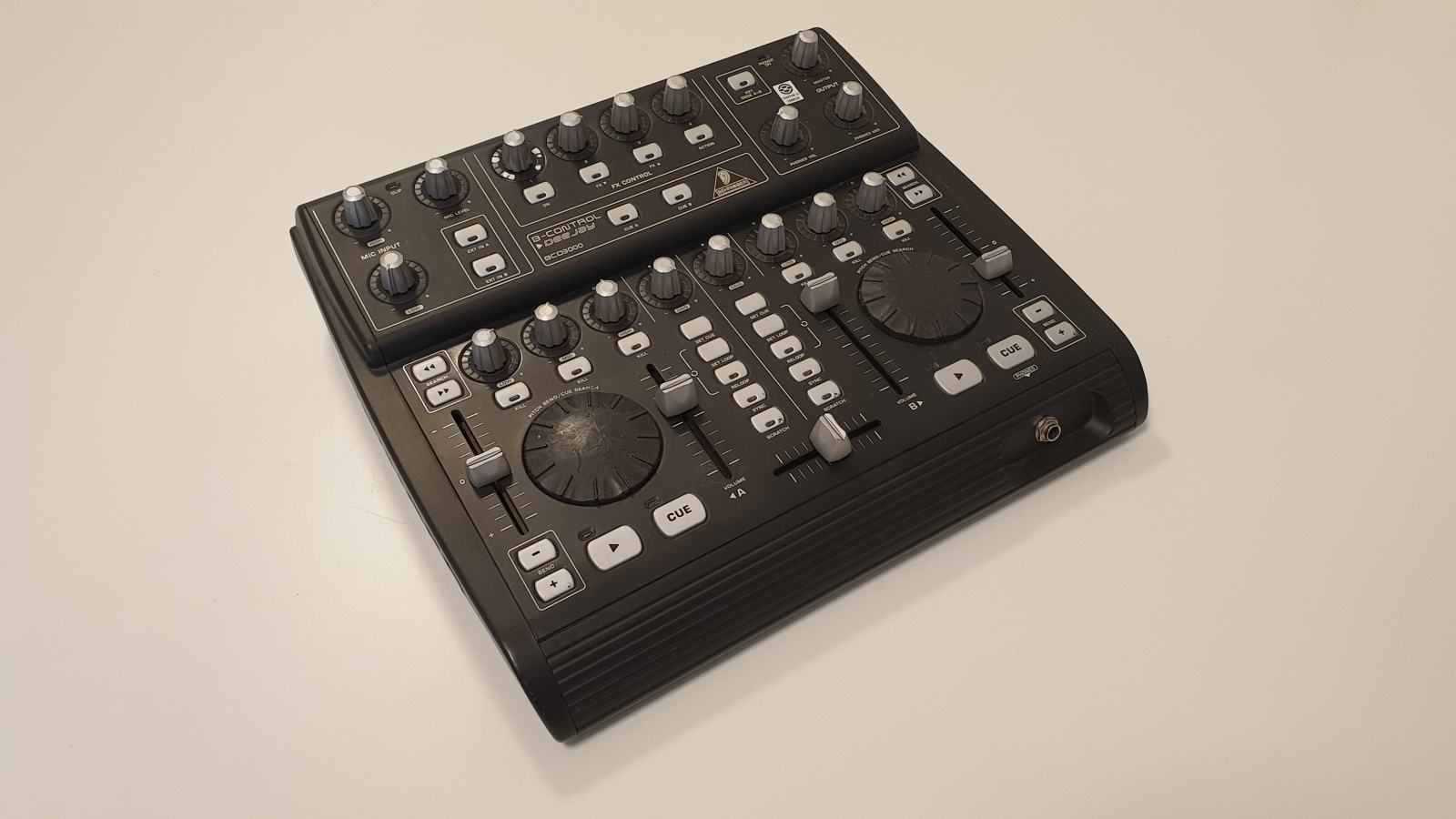 DJ kontroler Behringer BCD3000
