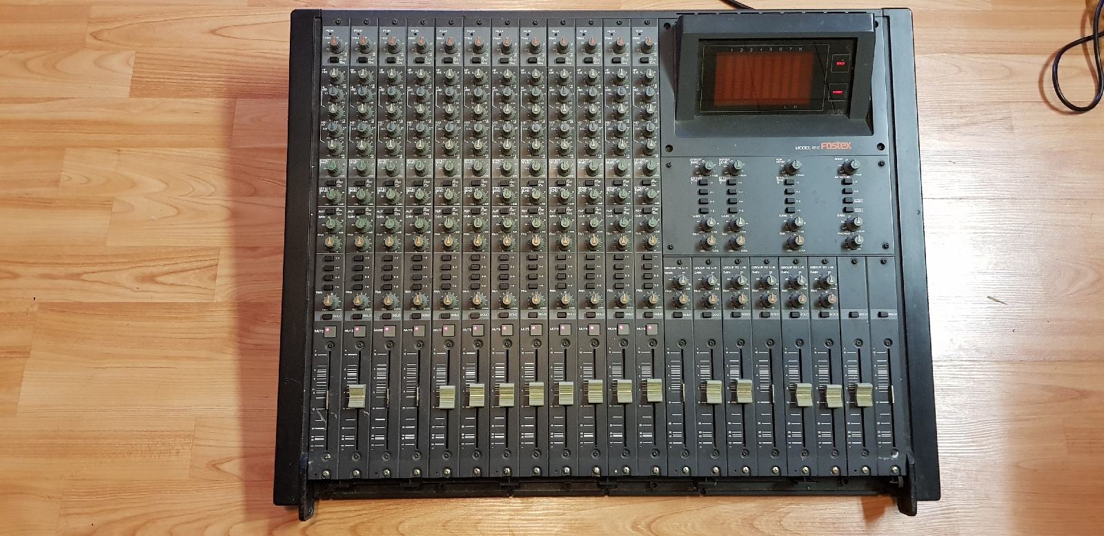 Mesalna miza FOSTEX model 812, 12 kanalna