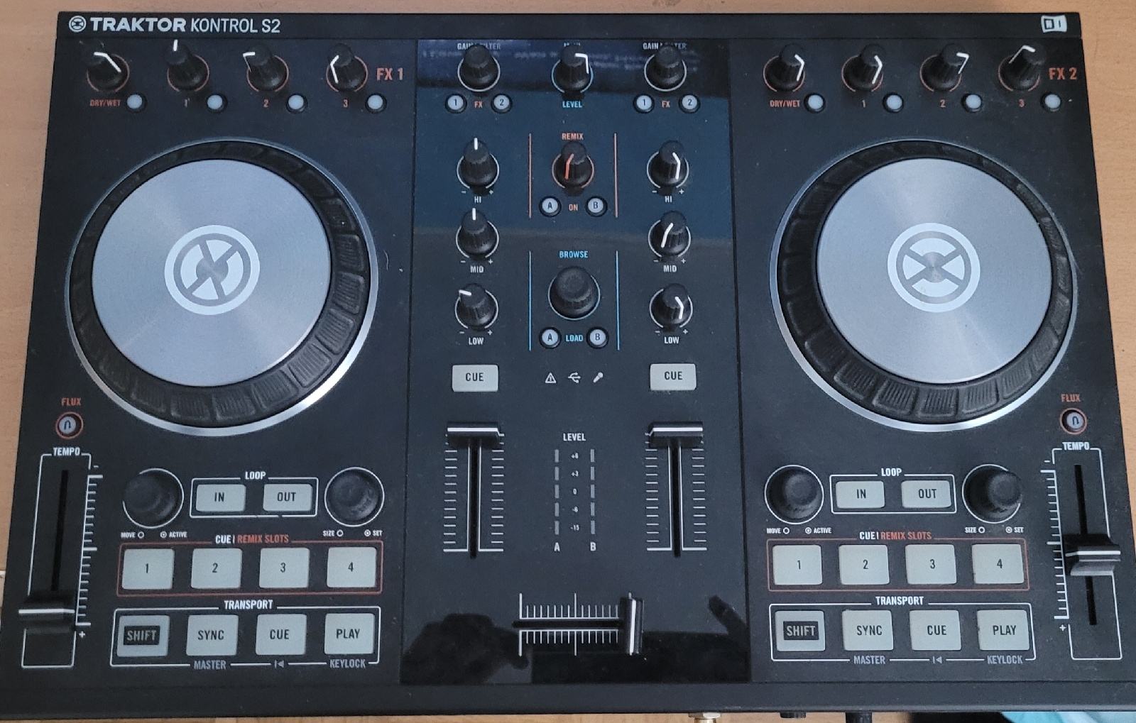 Native Instruments Traktor Kontrol S2 MK2 DJ kontroler - Kot Novo