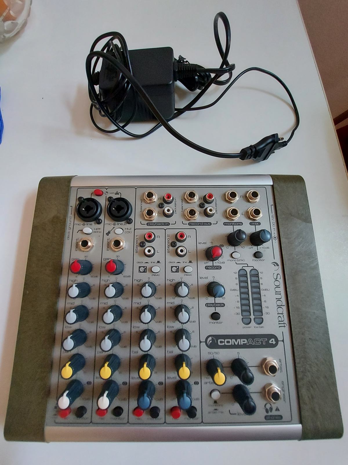 Soundcraft compact 4 mixer