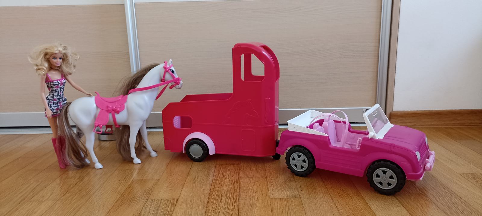 BARBIE, Barbie velik avto s prikolico za konja, s konjem in Barbie