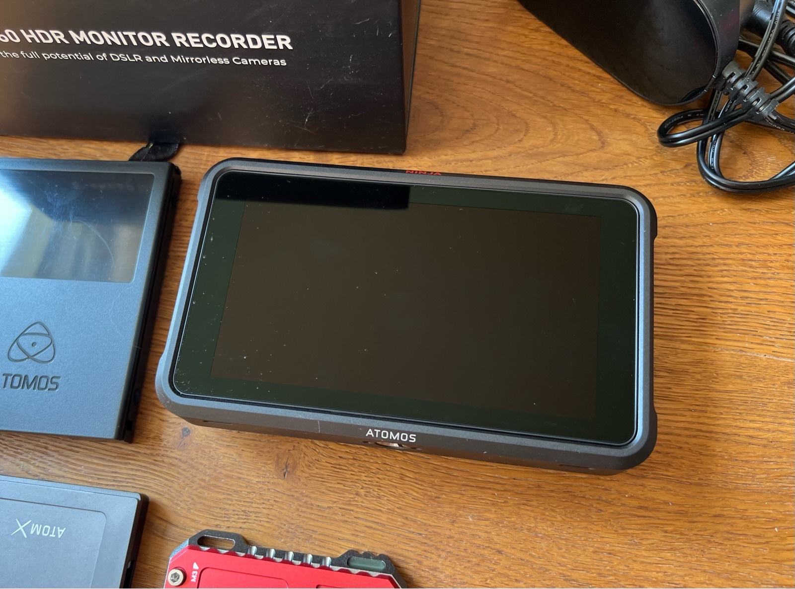 Atomos Ninja V field monitor snemalnik recorder SSD 512GB in H.265