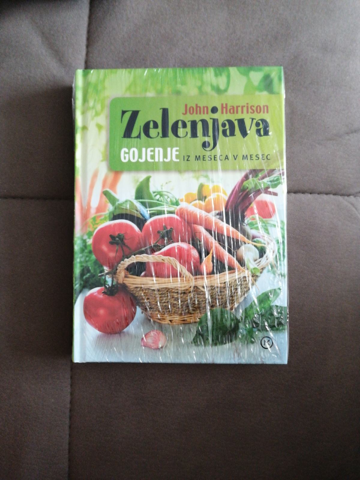 Knjiga Zelenjava, gojenje iz meseca v mesec (John Harrison)