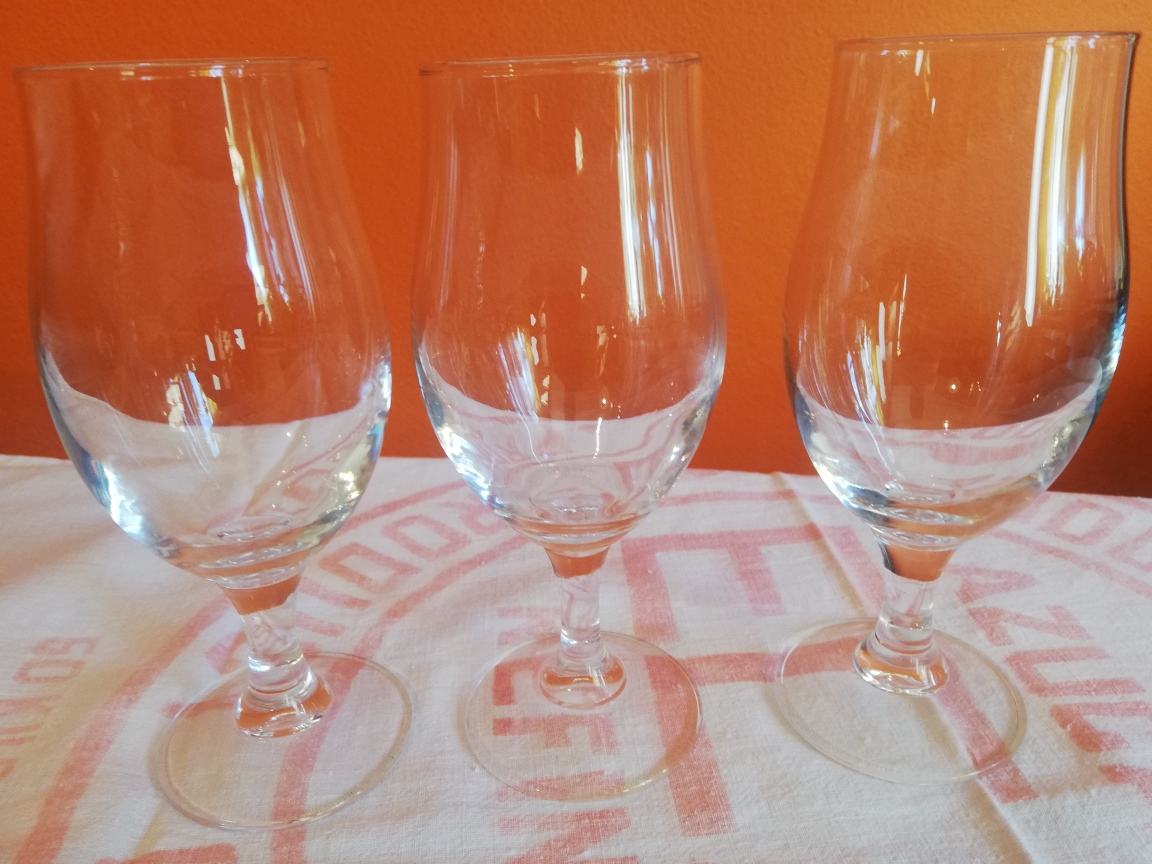 3 stekleni kozarci za pivo