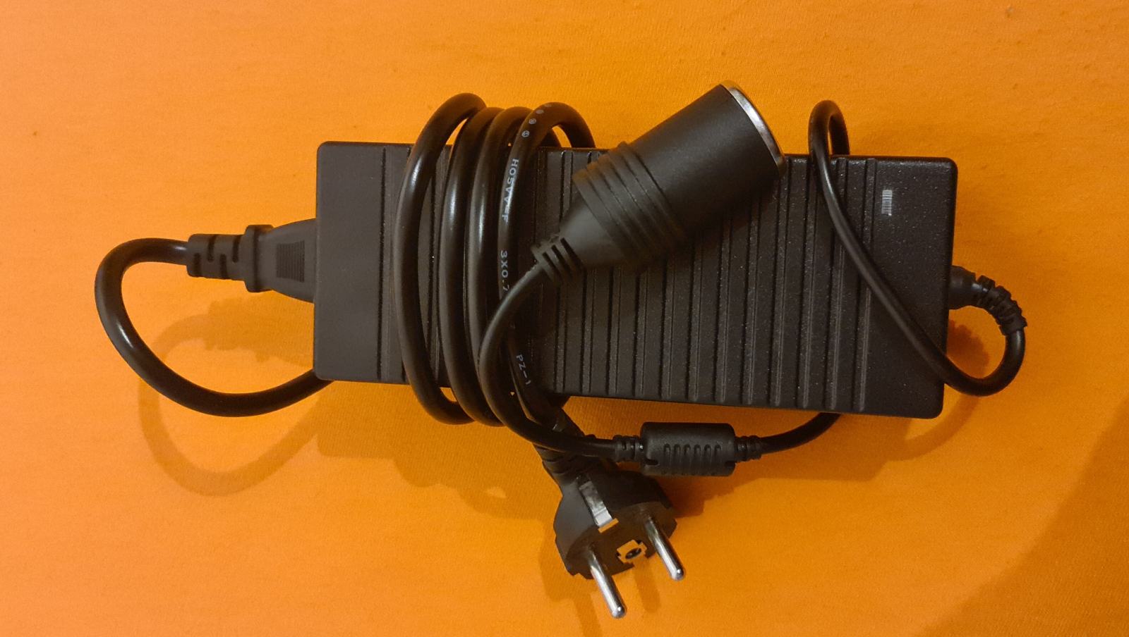 AC/DC pretvornik iz 110V / 220V (EU vtičnica) v 12V / 15A (avto)