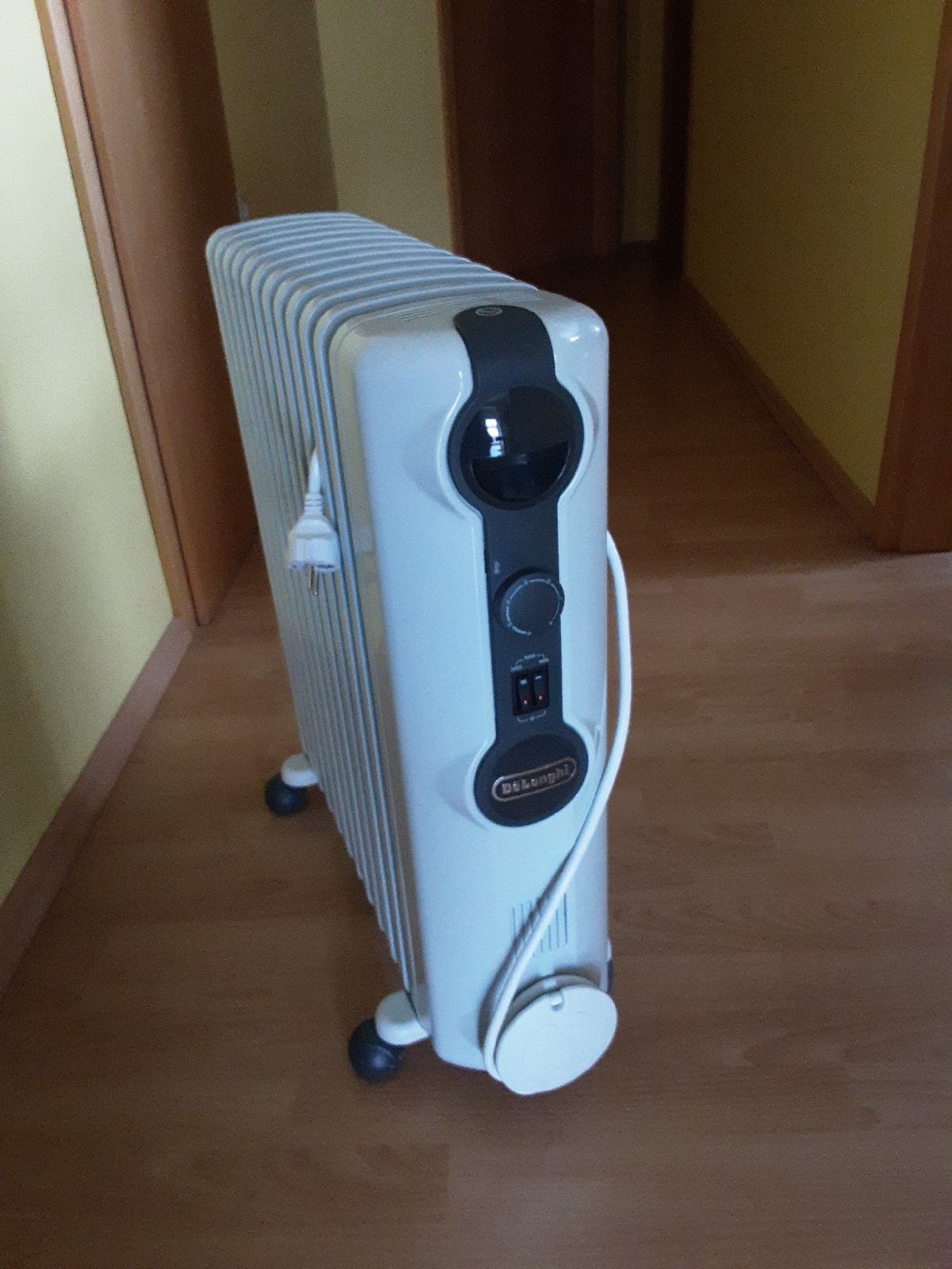 Električni oljni radiator delonghi