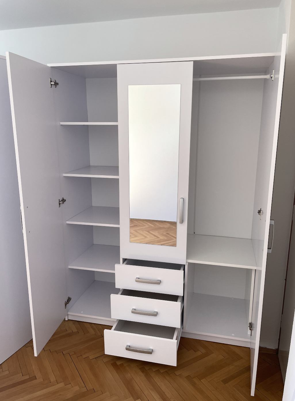 garderobna omara z ogledalom