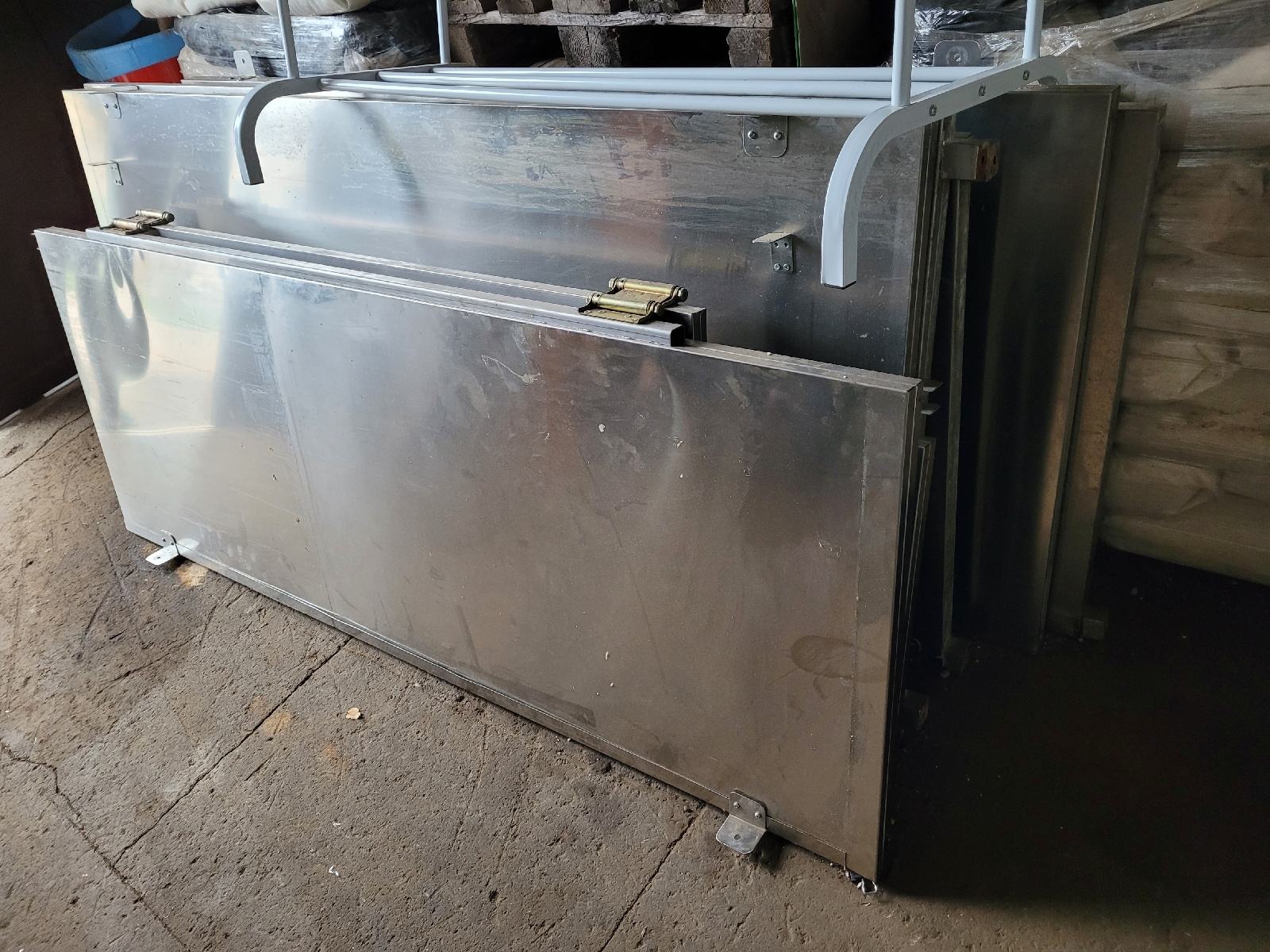 inox predelna stena z nihajnimi vrati