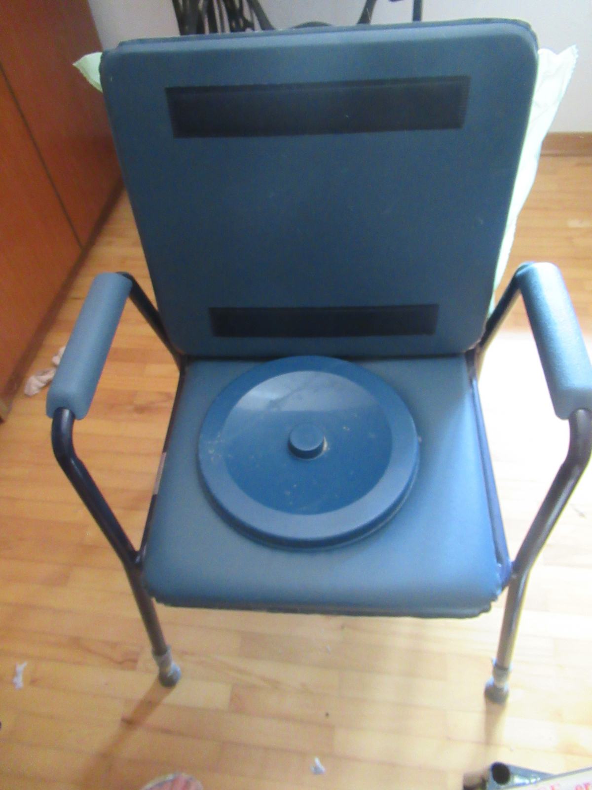 INVALIDSKI STOL ZA WC