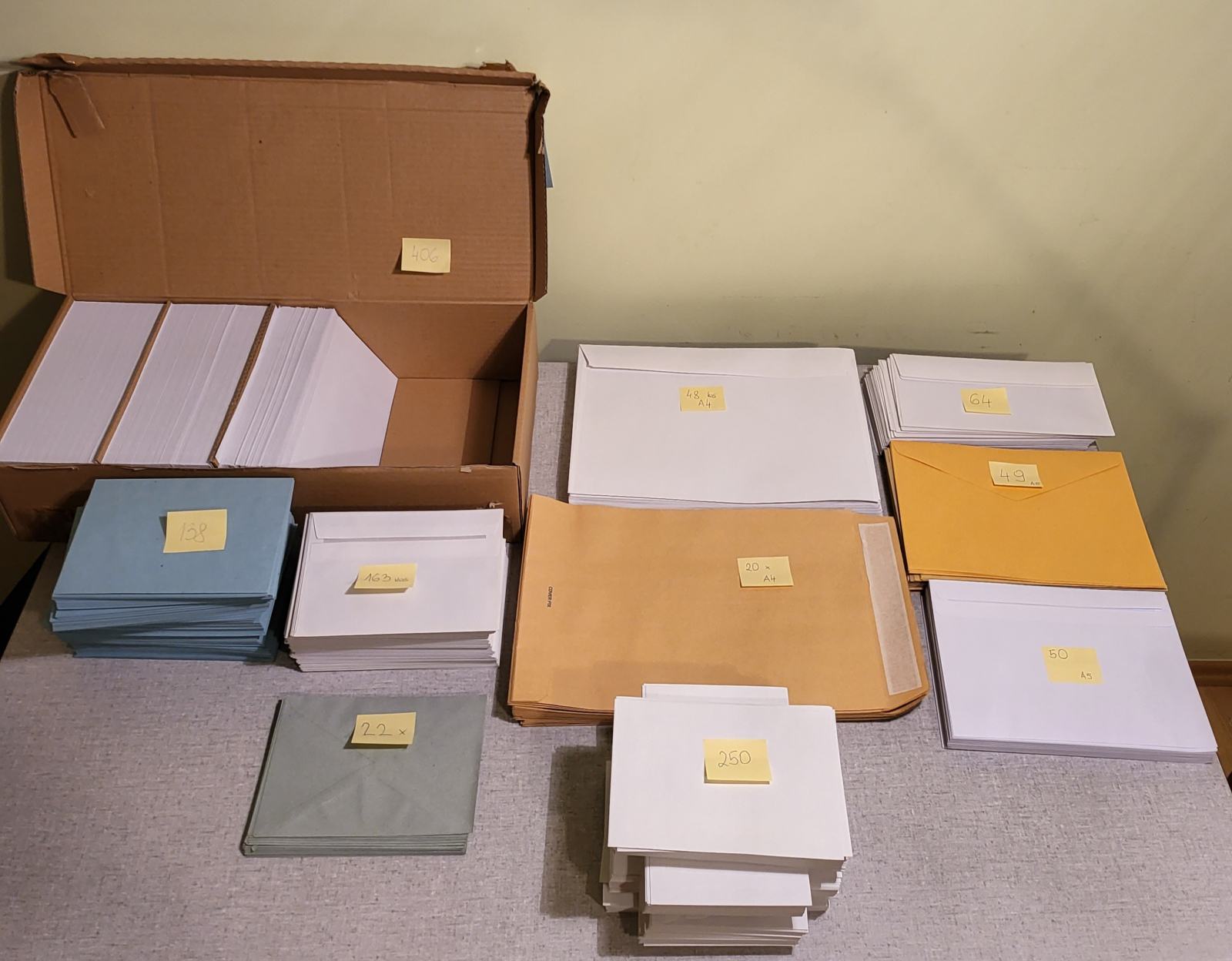 KUVERTE RAZLIČNE 1057 kos in en dodatni karton kuvert brez okenčka