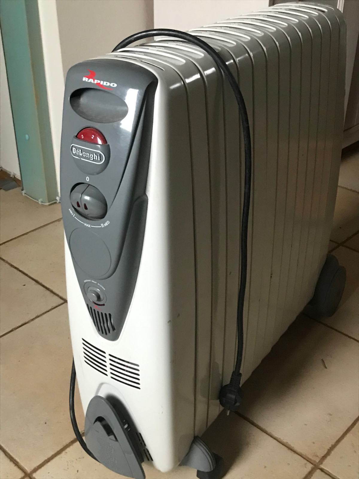 Lektrični oljni radiator DeLonghi 2500W