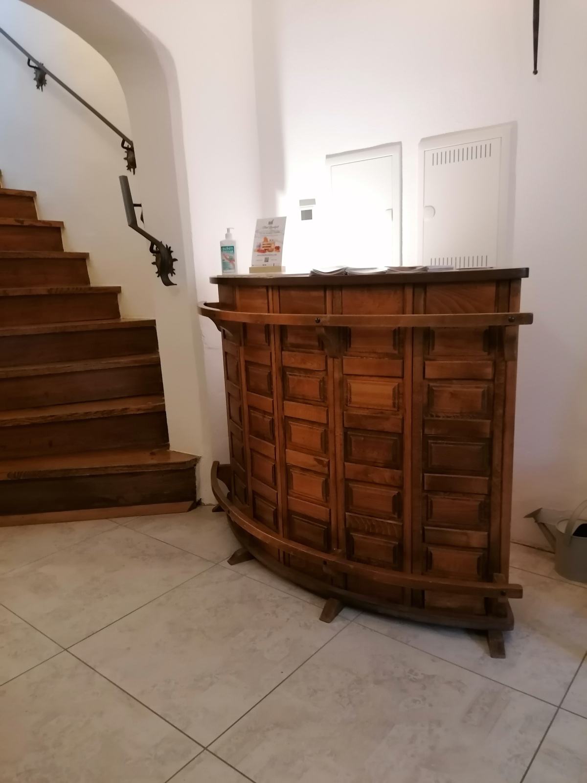 Lesen šank / točilni pult / recepcijski pult