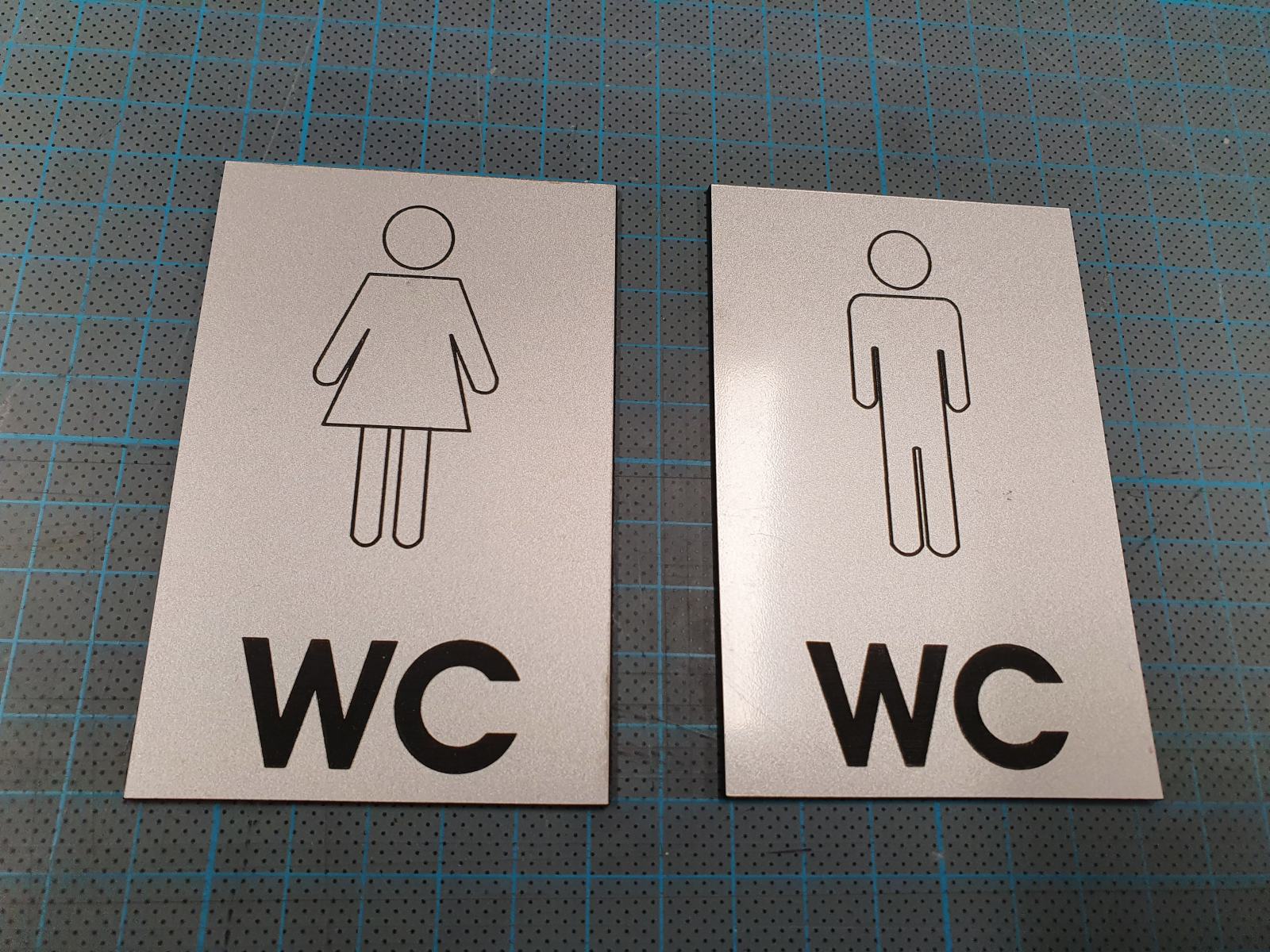 Oznake za Ž in M WC, 10 x 6,5 cm, graverski material, novi, prodam