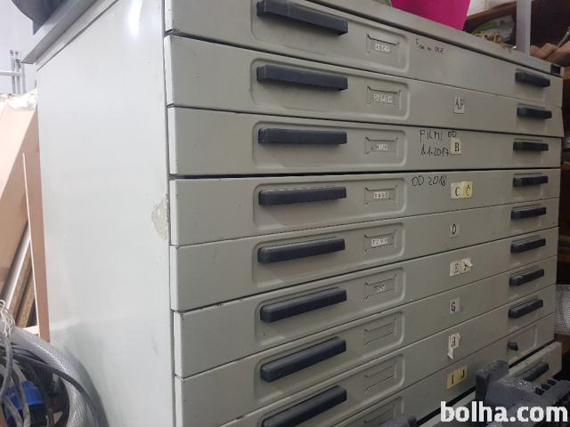 Predalnik kovinski za načrte ali orodje