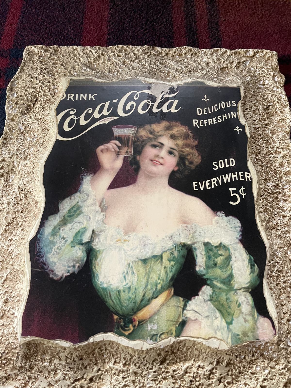 Slika iz kamna Coca Cola