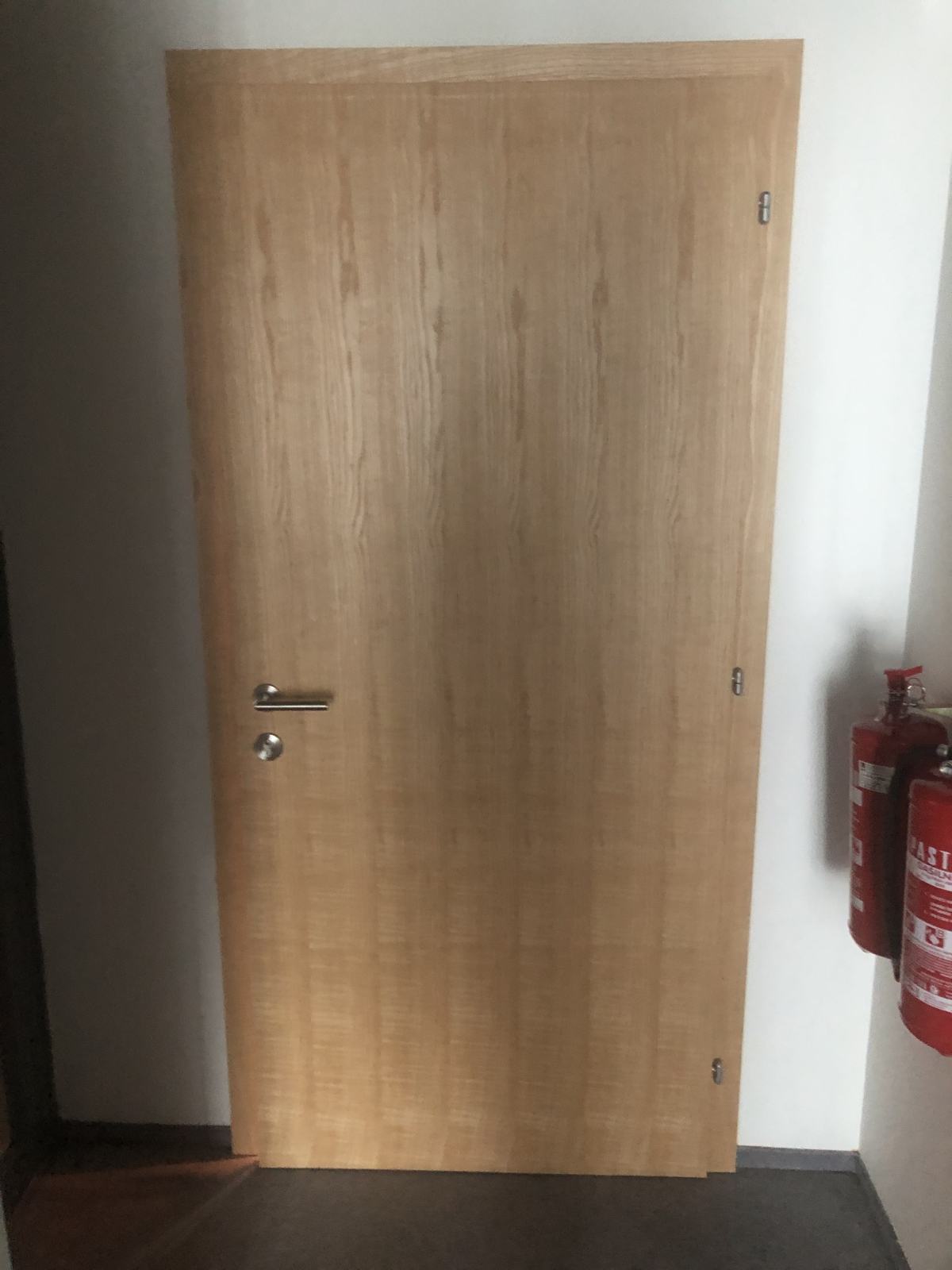 Vrata notranja furnir zelo kvalitetna 210 x90 s talnim tesnilom