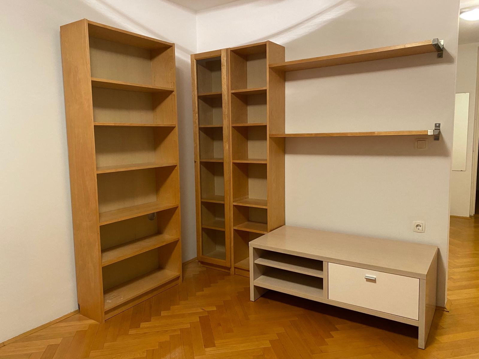 omara, tv omara, stropna luč, 4x kuhinjski stoli, stenska polica